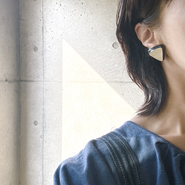 Y1134-ヴィンテージイヤリング U.S.A. 1980s Ivory & Navy Enamel Paint | iichi 日々の暮らしを心地よくするハンドメイドやアンティークの ...