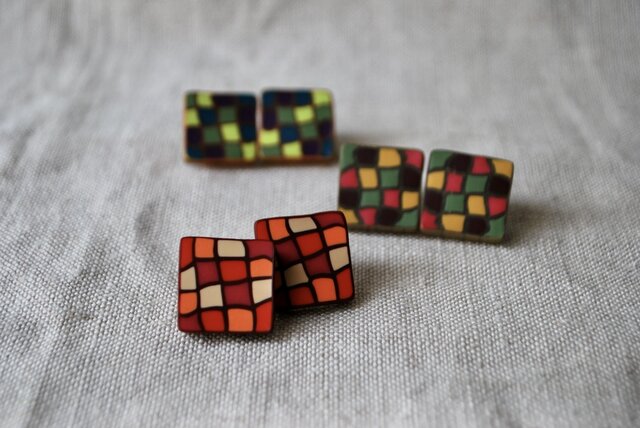 四角モザイクイヤリング red pink orange | iichi 日々の暮らしを心地よくするハンドメイドやアンティークのマーケットプレイス