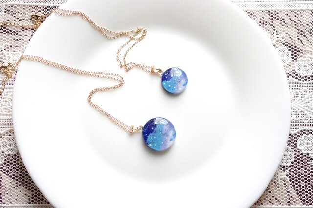 レジンアート ラウンドペンダント〈雨催い②〉25㎜ | iichi 日々の暮らしを心地よくするハンドメイドやアンティークのマーケットプレイス