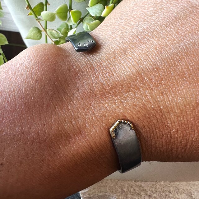 DESNUDA バングル DNB-04 ﾎﾜｲﾄｻﾌｧｲｱ | iichi 日々の暮らしを心地よくするハンドメイドやアンティークのマーケットプレイス