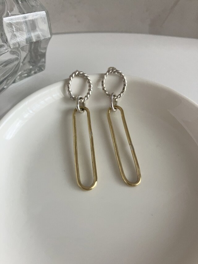 silver × brass double oval pierce 真鍮 シルバー 揺れる ピアス 軽い 縦長 | iichi 日々の暮らしを心地よくするハンドメイドやアンティークのマーケットプレイス