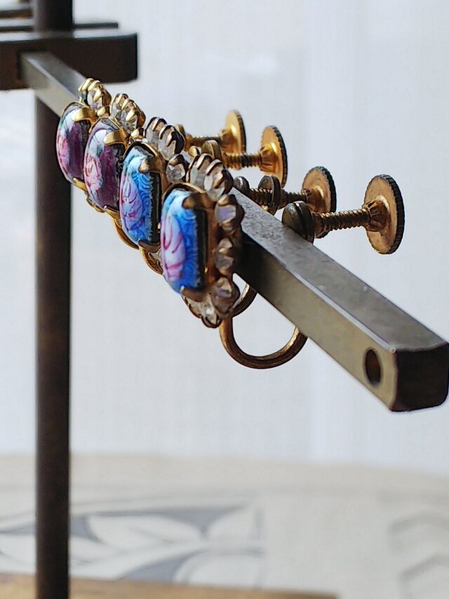 ヴィンテージ エナメル薔薇／ピンク/Blue Rhineストーン イヤリング | iichi 日々の暮らしを心地よくするハンドメイドやアンティークのマーケットプレイス