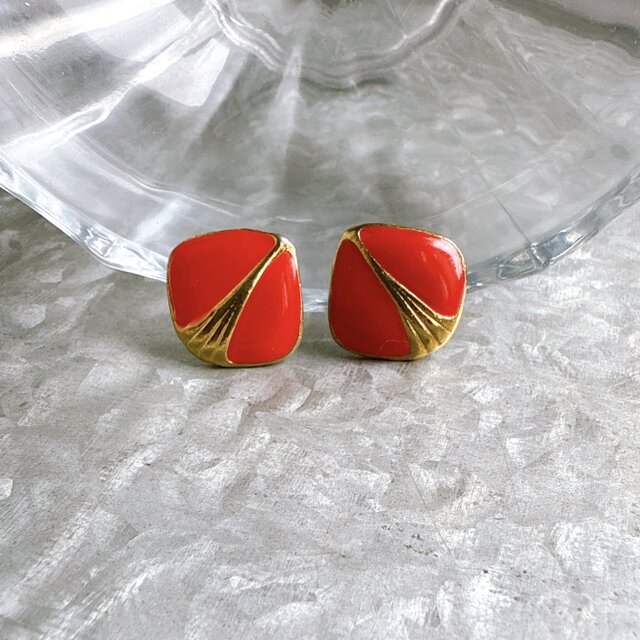 P674-ヴィンテージピアス U.S.A. 1970〜80s Gold Tone Cherry Red Enamel Paint | iichi 日々の暮らしを心地よくするハンドメイドや ...