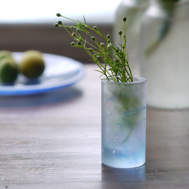 小さなガラスの花器(一輪挿し/花瓶) | iichi 日々の暮らしを心地よくするハンドメイドやアンティークのマーケットプレイス