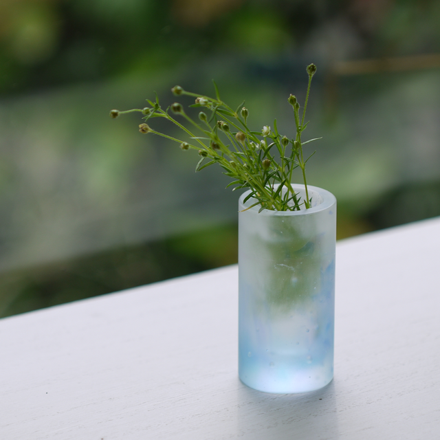 小さなガラスの花器(一輪挿し/花瓶) | iichi 日々の暮らしを心地よくするハンドメイドやアンティークのマーケットプレイス