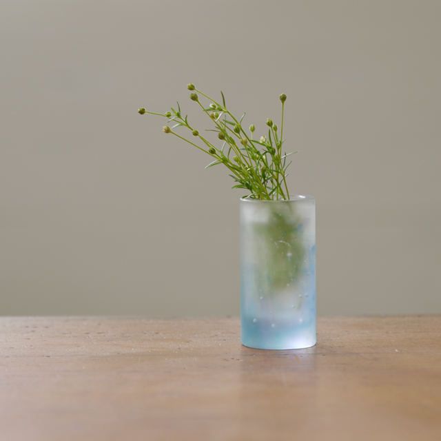 小さなガラスの花器(一輪挿し/花瓶) | iichi 日々の暮らしを心地よくするハンドメイドやアンティークのマーケットプレイス