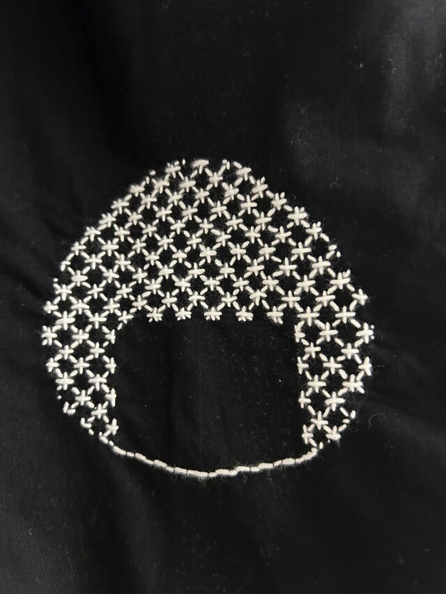 おにぎり刺し子付きエコバッグ | iichi 日々の暮らしを心地よくするハンドメイドやアンティークのマーケットプレイス