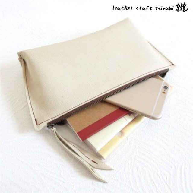 三角フリーポーチ《牛革》クリーム・ソフトシュリンク・014 | iichi 日々の暮らしを心地よくするハンドメイドやアンティークのマーケットプレイス