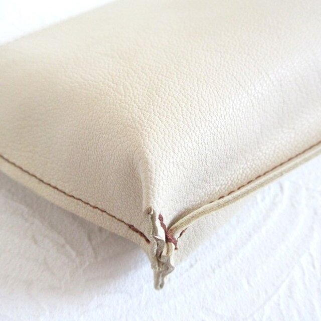 三角フリーポーチ《牛革》クリーム・ソフトシュリンク・014 | iichi 日々の暮らしを心地よくするハンドメイドやアンティークのマーケットプレイス