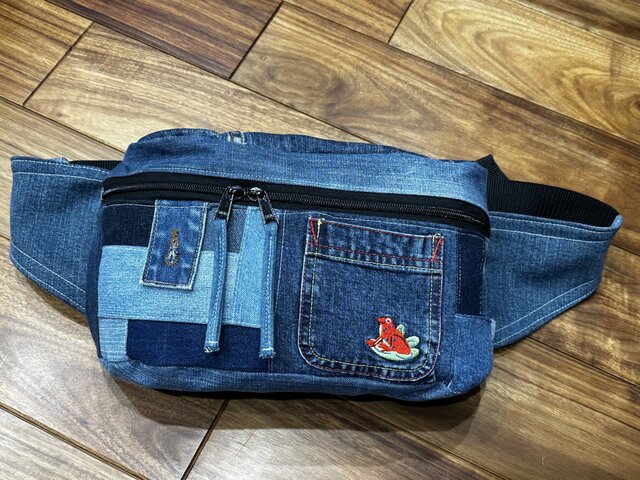 ボディバッグ★蛙 カエル★デニムリメイク★トートバッグ マザーズバッグ ウエストポーチ カバン 男前 アップサイクル | iichi 日々の暮らしを心地よくするハンドメイドやアンティークの ...