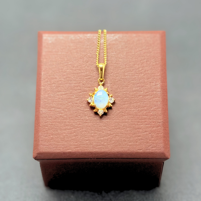 ラス1 8×6 まどろむ光 オパール/蛋白石 K18GP 天然石ネックレス - Halo | iichi 日々の暮らしを心地よくするハンドメイドやアンティークのマーケットプレイス