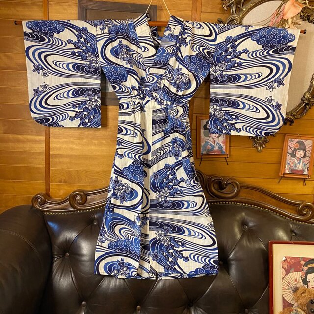 浴衣リメイク ワンピース ドレス 帯サッシュベルト 和洋折衷 レトロ 古着 波のようにしなる濃藍の曲線。 W-589 | iichi 日々の暮らしを心地よくするハンドメイドやアンティークの ...