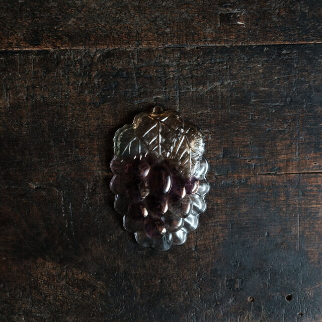 葡萄とリーフ カラフルな色味。 硝子変形皿 プレスガラス 昭和レトロ 古民家 昭和後期 | iichi 日々の暮らしを心地よくするハンドメイドやアンティークのマーケットプレイス