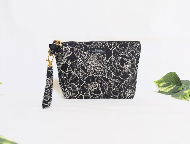 北欧のバラ 持ち手付きポーチ(ブラック) | iichi 日々の暮らしを心地よくするハンドメイドやアンティークのマーケットプレイス