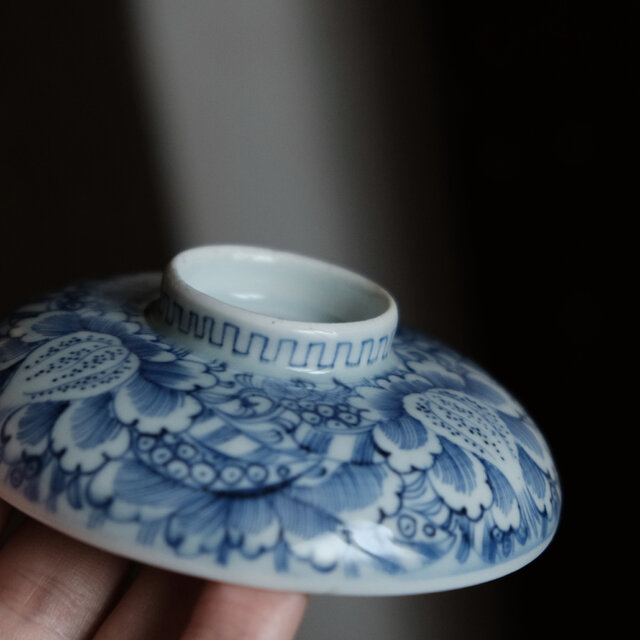 線描きで素敵 伊万里 花文染付線描き蓋付碗 antiques/骨董 古民家 江戸末期【縁にアタリ】i1 | iichi 日々の暮らしを心地よくするハンドメイドやアンティークのマーケットプレイス