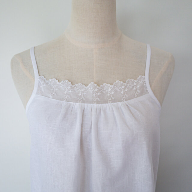 Set up(A):可憐なリネンブラウス＆キャミソール【白・レース・八分袖・Vネック・貝ボタン】 | iichi 日々の暮らしを心地よくするハンドメイドやアンティークのマーケットプレイス