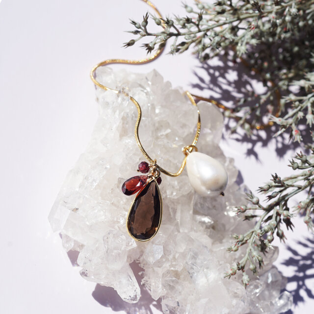 3WAY★スモーキークォーツ・ガーネット・貝パールのサージカルステンレスネックレス・スライド60cm ～Chocolat | iichi 日々の暮らしを心地よくするハンドメイドやアンティークの ...