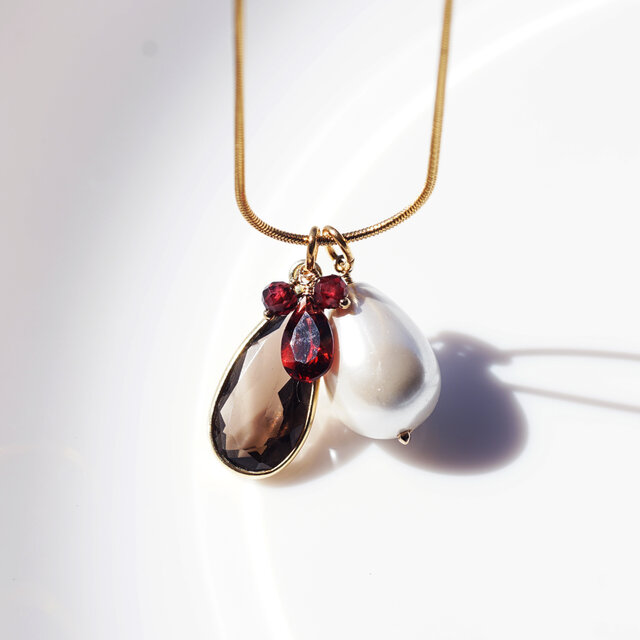 3WAY★スモーキークォーツ・ガーネット・貝パールのサージカルステンレスネックレス・スライド60cm ～Chocolat | iichi 日々の暮らしを心地よくするハンドメイドやアンティークの ...