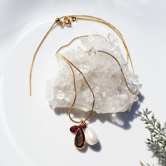 3WAY★スモーキークォーツ・ガーネット・貝パールのサージカルステンレスネックレス・スライド60cm ～Chocolat | iichi 日々の暮らしを心地よくするハンドメイドやアンティークの ...