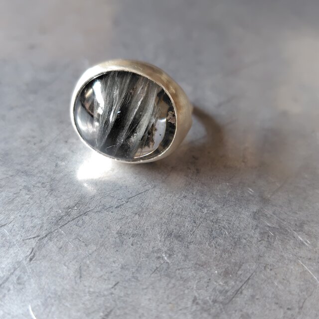 ブルッカイトインクォーツシルバーリング#11 | iichi 日々の暮らしを心地よくするハンドメイドやアンティークのマーケットプレイス
