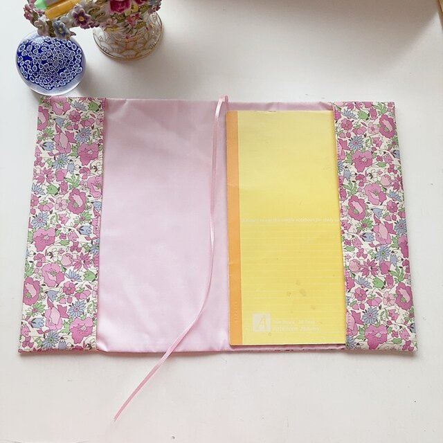 【B5サイズ用】ポピーガーデン ピンク柄 ノートカバー 教科書カバー ブックカバー | iichi 日々の暮らしを心地よくするハンドメイドやアンティークのマーケットプレイス
