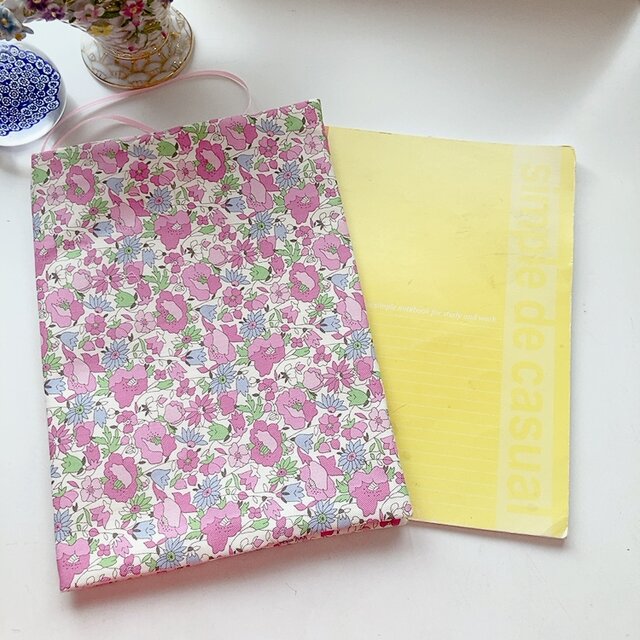 【B5サイズ用】ポピーガーデン ピンク柄 ノートカバー 教科書カバー ブックカバー | iichi 日々の暮らしを心地よくするハンドメイドやアンティークのマーケットプレイス