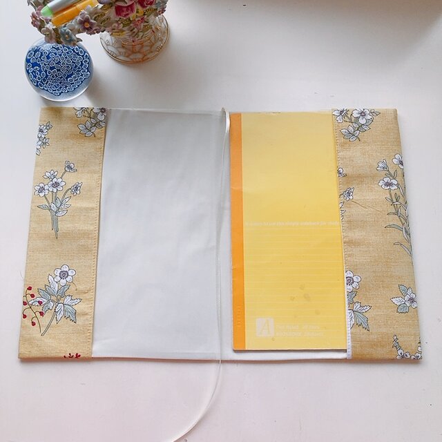 【B5サイズ用】オーカー地に花柄 ノートカバー 教科書カバー ブックカバーのコピー | iichi 日々の暮らしを心地よくするハンドメイドやアンティークのマーケットプレイス