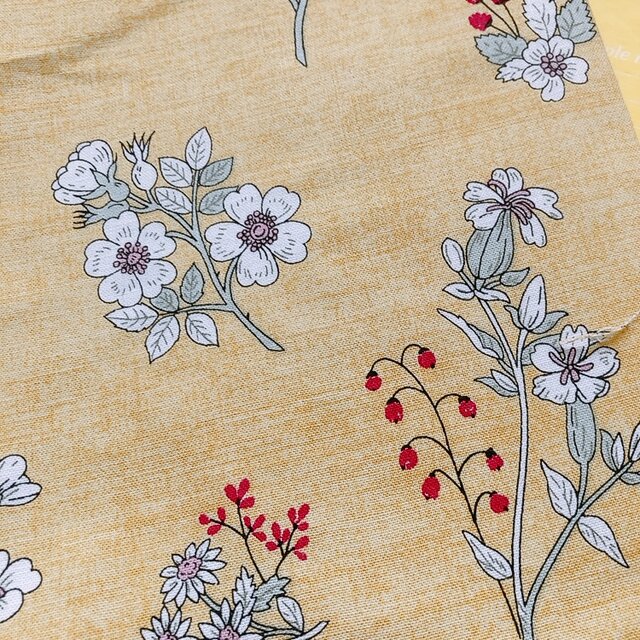 【B5サイズ用】オーカー地に花柄 ノートカバー 教科書カバー ブックカバーのコピー | iichi 日々の暮らしを心地よくするハンドメイドやアンティークのマーケットプレイス