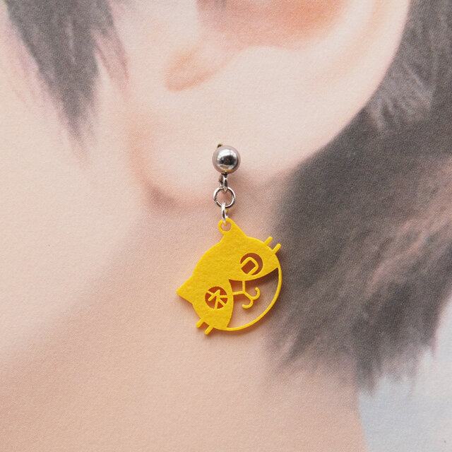 ネコの 目（ハチワレ）Ω 耳もココロも軽やかに Ω ピアス Ω イヤリング | iichi 日々の暮らしを心地よくするハンドメイドやアンティークのマーケットプレイス