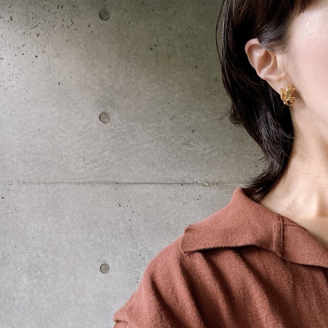 PA344-【 AVON 】エイボン・ヴィンテージピアス 1990s Gold Tone Tulip | iichi 日々の暮らしを心地よくするハンドメイドやアンティークのマーケットプレイス