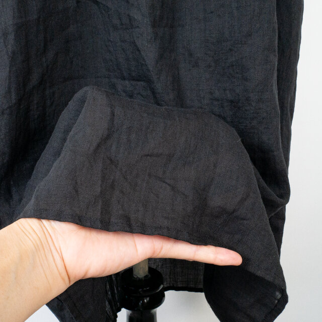 ラミーのシンプルゆったりキャミソール【ML・膝丈・黒・B85-100】 | iichi 日々の暮らしを心地よくするハンドメイドやアンティークのマーケットプレイス