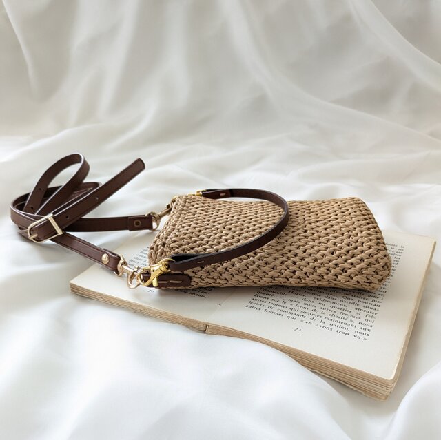 ラフィア風ミニショルダーバッグ オートミールxキャラメル(TCフルステッチ) | iichi 日々の暮らしを心地よくするハンドメイドやアンティークのマーケットプレイス