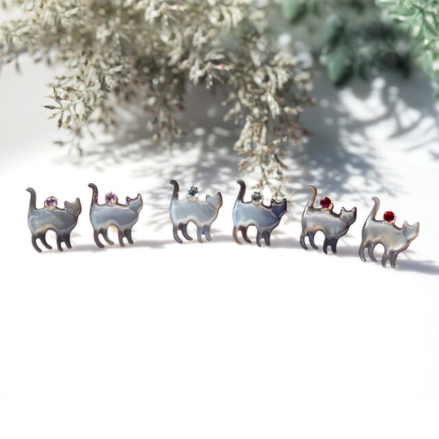 宝石を運ぶ猫のピアス・サージカルステンレス ～宝石と猫 | iichi 日々の暮らしを心地よくするハンドメイドやアンティークのマーケットプレイス