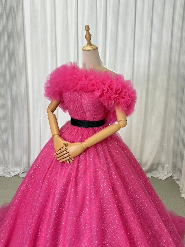 カラードレス ビビッドピンク オフショルダー キラキラグリッターチュール サッシュベルト 編み上げ 花嫁 | iichi 日々の暮らしを心地よくするハンドメイドやアンティークのマーケットプレイス