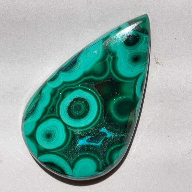 マラカイト[137] 31x19mm 27Cts ルース ／天然石 ／ カボション | iichi 日々の暮らしを心地よくするハンドメイドやアンティークのマーケットプレイス