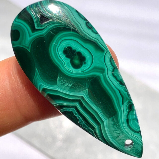 【穴あき】マラカイト[139] 40x18mm 43Cts ルース ／天然石 ／ カボション | iichi 日々の暮らしを心地よくするハンドメイドやアンティークのマーケットプレイス