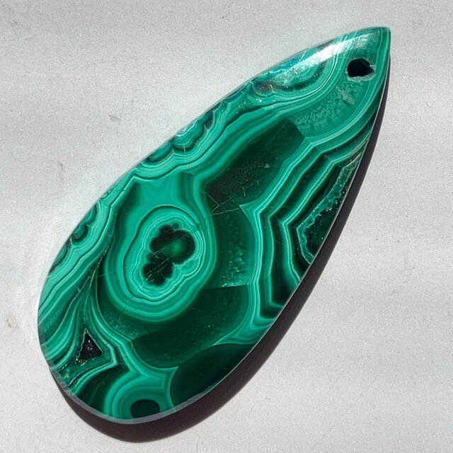 【穴あき】マラカイト[139] 40x18mm 43Cts ルース ／天然石 ／ カボション | iichi 日々の暮らしを心地よくするハンドメイドやアンティークのマーケットプレイス