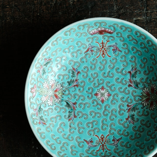 ビビット調のカラーで可愛い 花唐草と漢字と蝙蝠。中国景徳鎮 色絵中皿 緑・グリーン チャイナレトロ | iichi 日々の暮らしを心地よくするハンドメイドやアンティークのマーケットプレイス