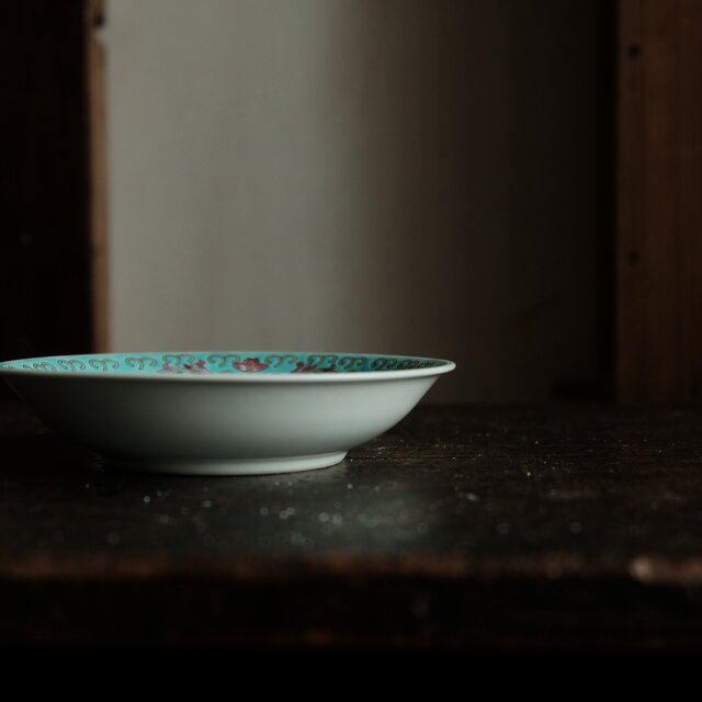 ビビット調のカラーで可愛い 花唐草と漢字と蝙蝠。中国景徳鎮 色絵中皿 緑・グリーン チャイナレトロ | iichi 日々の暮らしを心地よくする ...