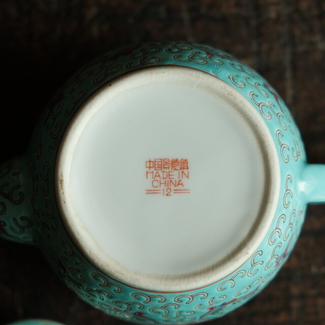 チャイナレトロで可愛い 花唐草と漢字と蝙蝠。中国景徳鎮 色絵急須 茶器 グリーン ビビットカラー i1 | iichi 日々の暮らしを心地よくするハンドメイドやアンティークのマーケットプレイス