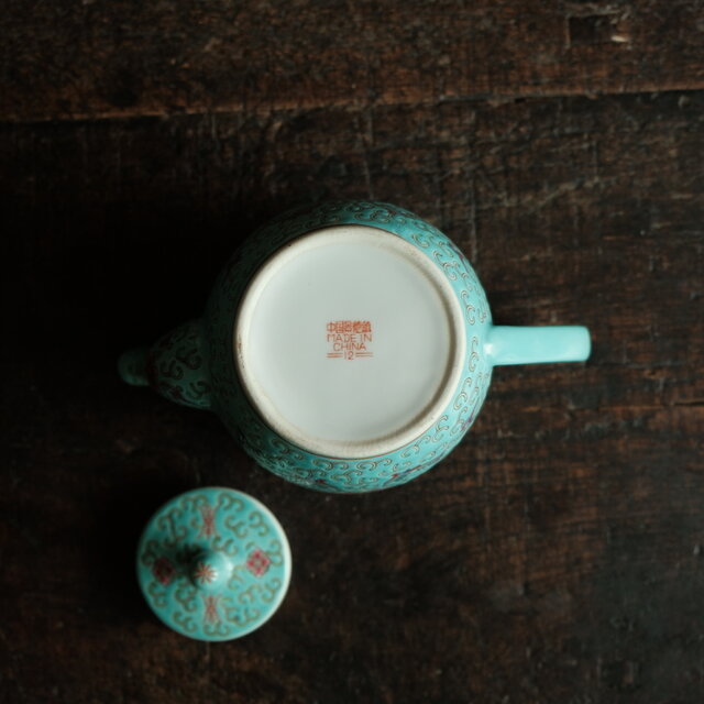 チャイナレトロで可愛い 花唐草と漢字と蝙蝠。中国景徳鎮 色絵急須 茶器 グリーン ビビットカラー i1 | iichi 日々の暮らしを心地よくするハンドメイドやアンティークのマーケットプレイス