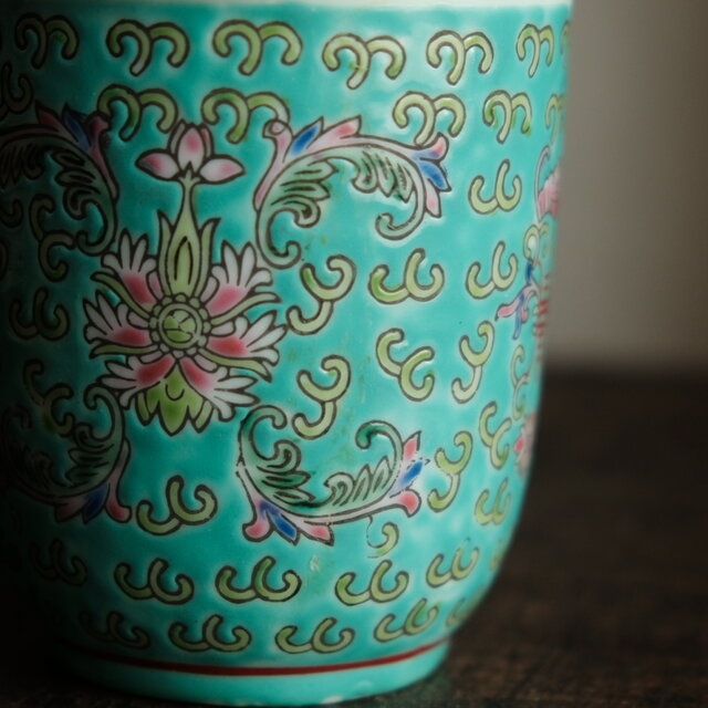 チャイナレトロで可愛い 花唐草と漢字。中国景徳鎮 色絵蓋付マグ 茶器 グリーン ビビットカラー | iichi 日々の暮らしを心地よくするハンドメイドやアンティークのマーケットプレイス