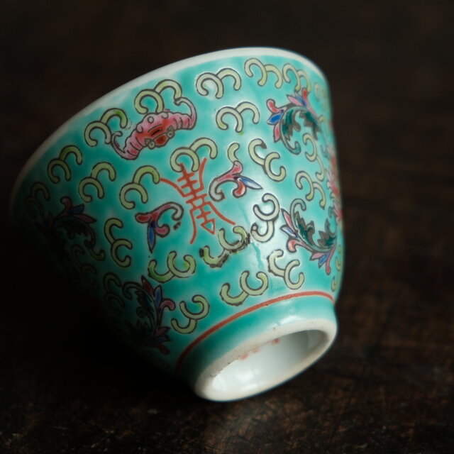 チャイナレトロで可愛い 花唐草と漢字と蝙蝠。中国景徳鎮 色絵猪口 茶杯 茶器 グリーン ビビットカラー i1 | iichi 日々の暮らしを心地よくするハンドメイドやアンティークのマーケットプレイス