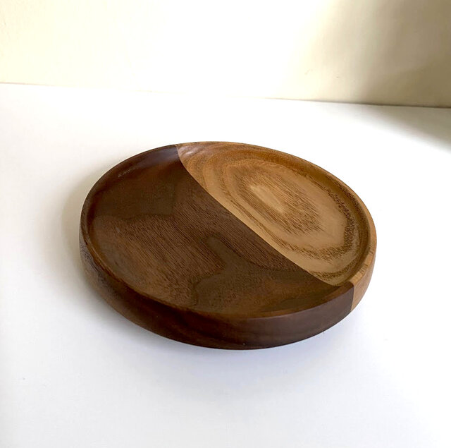 ウォールナット×タモ バイカラープレート Φ13.5mm | iichi 日々の暮らしを心地よくするハンドメイドやアンティークのマーケットプレイス