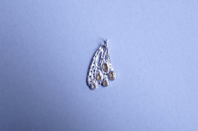 翅017 イエローサファイアチャーム/トップ | iichi 日々の暮らしを心地よくするハンドメイドやアンティークのマーケットプレイス