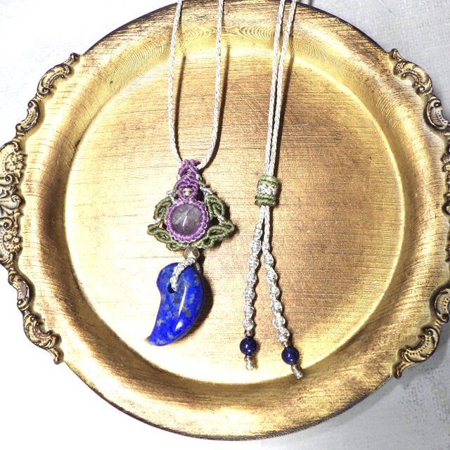 ラピスラズリの勾玉マクラメネックレス | iichi 日々の暮らしを心地よくするハンドメイドやアンティークのマーケットプレイス