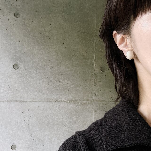 YG1-【 GIVENCHY 】ジバンシィ・ヴィンテージイヤリング NEW YORK PARIS Cream Cabochon | iichi 日々の暮らしを心地よくするハンドメイドや ...