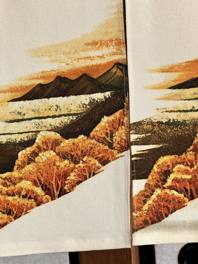 ベージュ色、着物リメイク暖簾、大自然、山の風景横〜110–丈〜95! | iichi 日々の暮らしを心地よくするハンドメイドやアンティークのマーケットプレイス