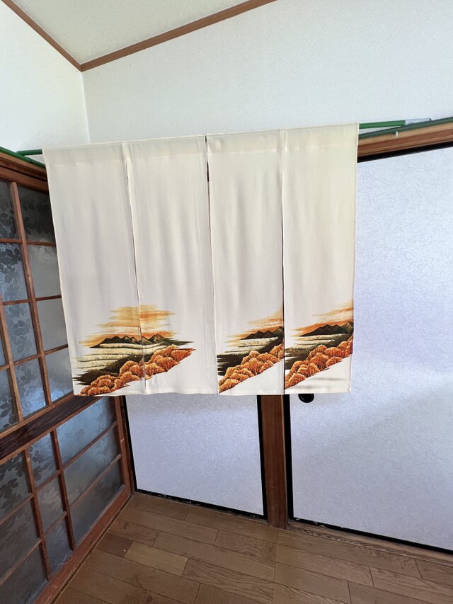ベージュ色、着物リメイク暖簾、大自然、山の風景横〜110–丈〜95! | iichi 日々の暮らしを心地よくするハンドメイドやアンティークのマーケットプレイス