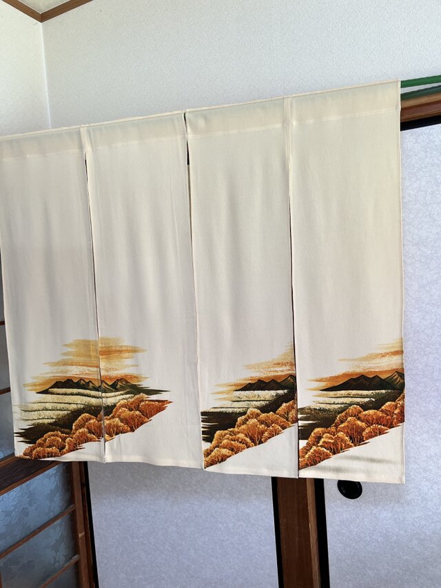 ベージュ色、着物リメイク暖簾、大自然、山の風景横〜110–丈〜95! | iichi 日々の暮らしを心地よくするハンドメイドやアンティークのマーケットプレイス